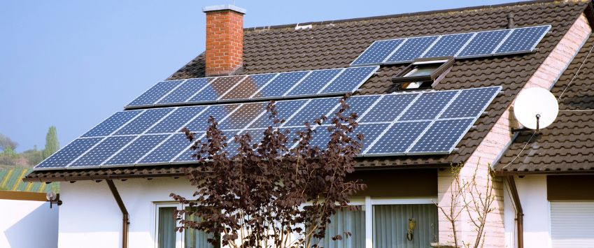 ¿Qué tamaño de panel solar se necesita para una casa?
